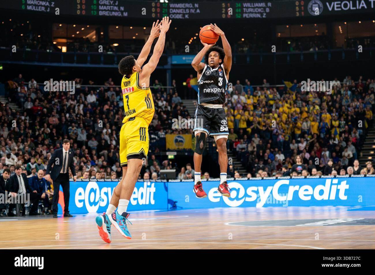 Ross Williams (Veolia Towers Hamburg, #34) during the shot, Jack Kayil ...