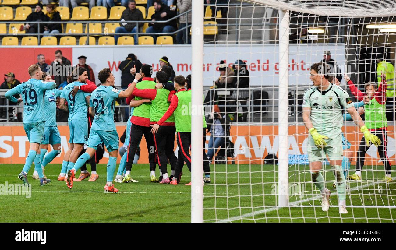 The players of Viktoria Köln celebrate the goal to 0:2 by Tim Kloss ...