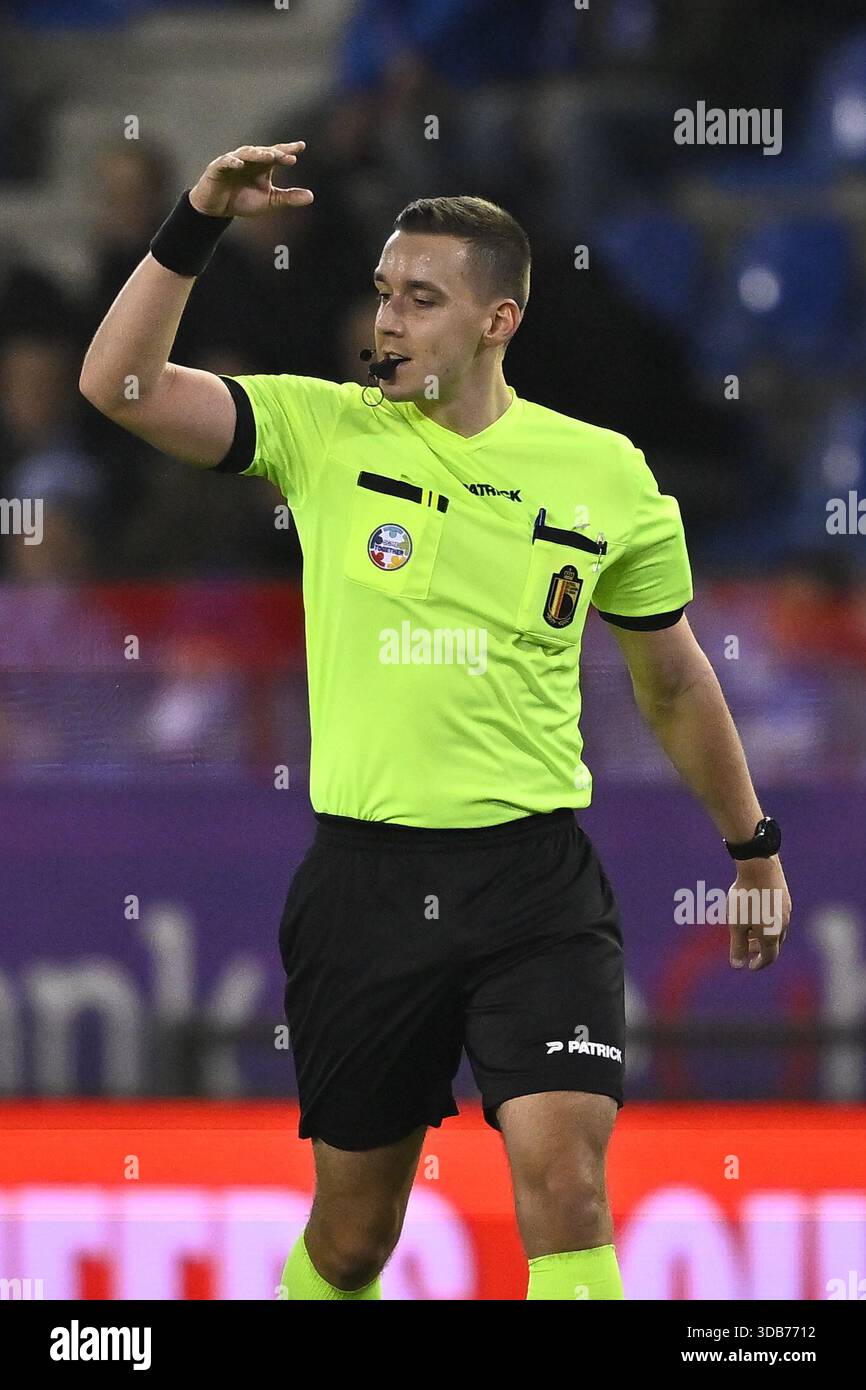 referee Michiel Allaerts pictured during a soccer match between KRC ...