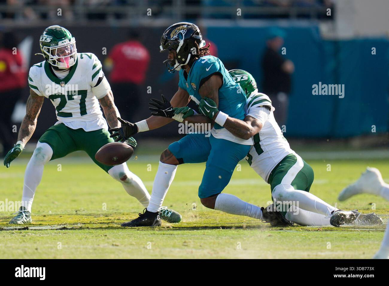 New York Jets cornerback Qwan'Tez Stiggers, right, tackles Jacksonville ...