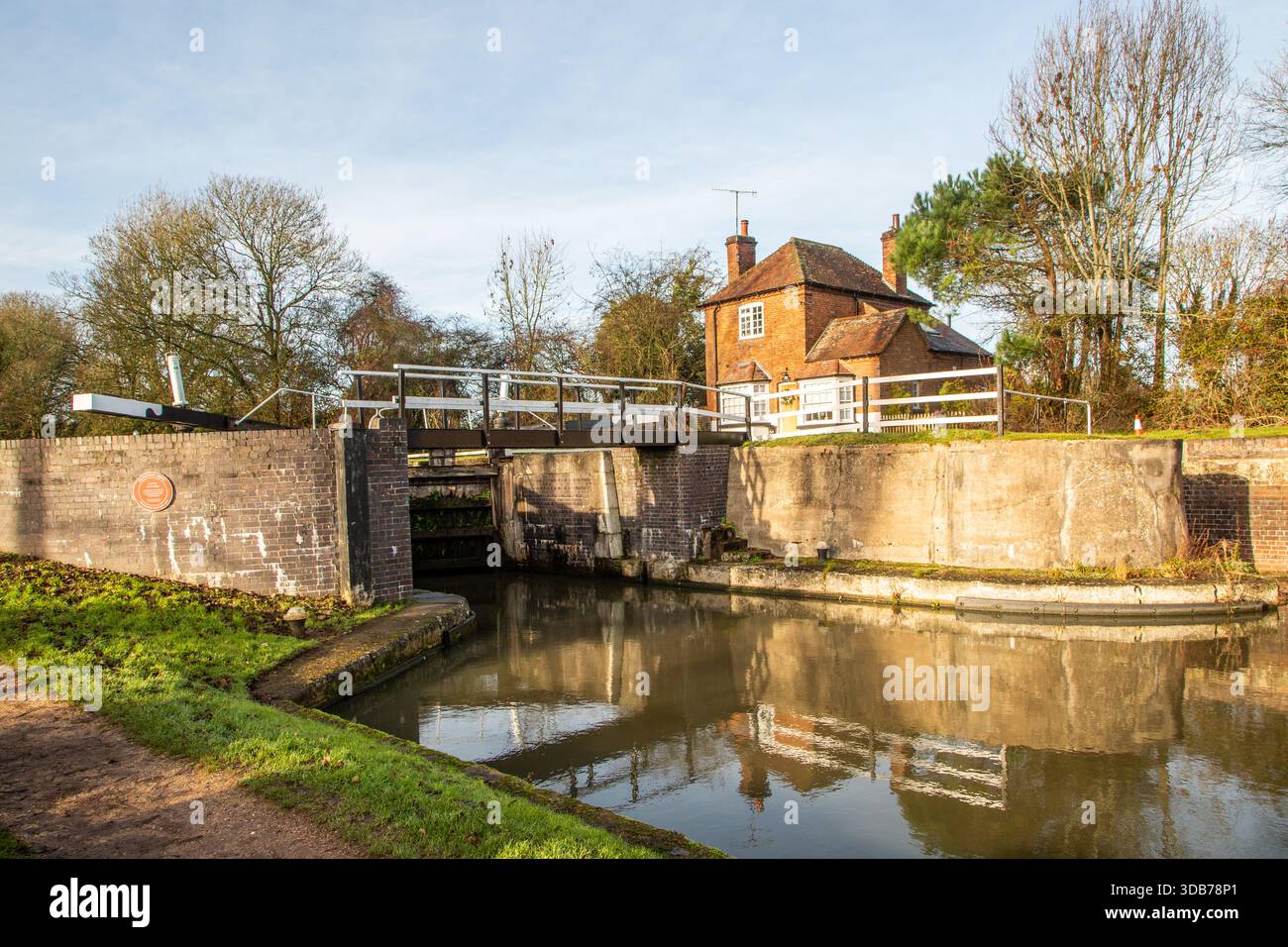 Top lock cottage hi-res stock photography and images - Alamy