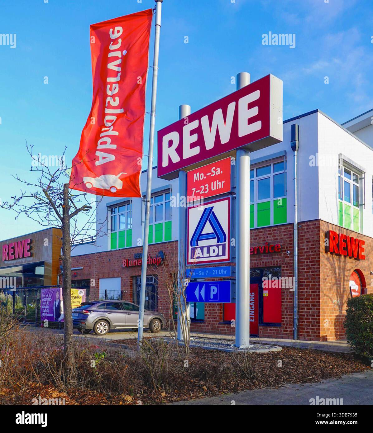 REWE mit Abholservice gegen ALDI - gesehen am 14.12.2025 in Hannover ...