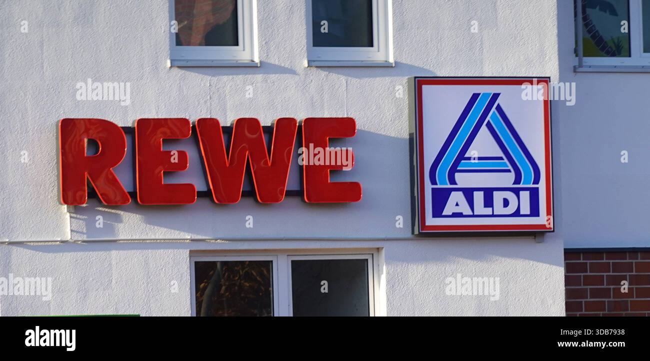 REWE gegen ALDI - gesehen am 14.14.2025 in Hannover *** REWE versus ...