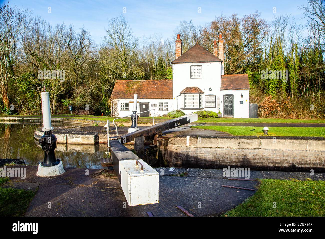 The lock keeper's cottage at the bottom of the 21 locks of Hatton Locks ...