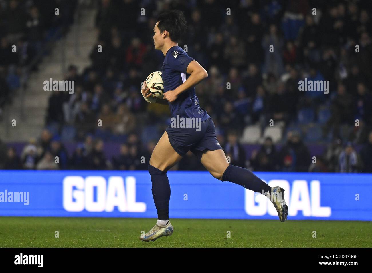 Genk's Hyeon-Gyu Oh scores a goal during a soccer match between KRC ...