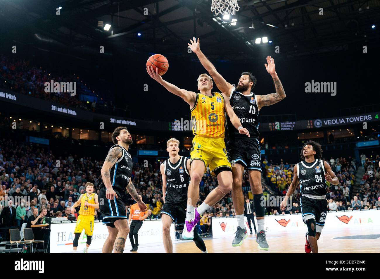 Sam Griesel (ALBA Berlin, #05) with a layup against Martin Breunig ...