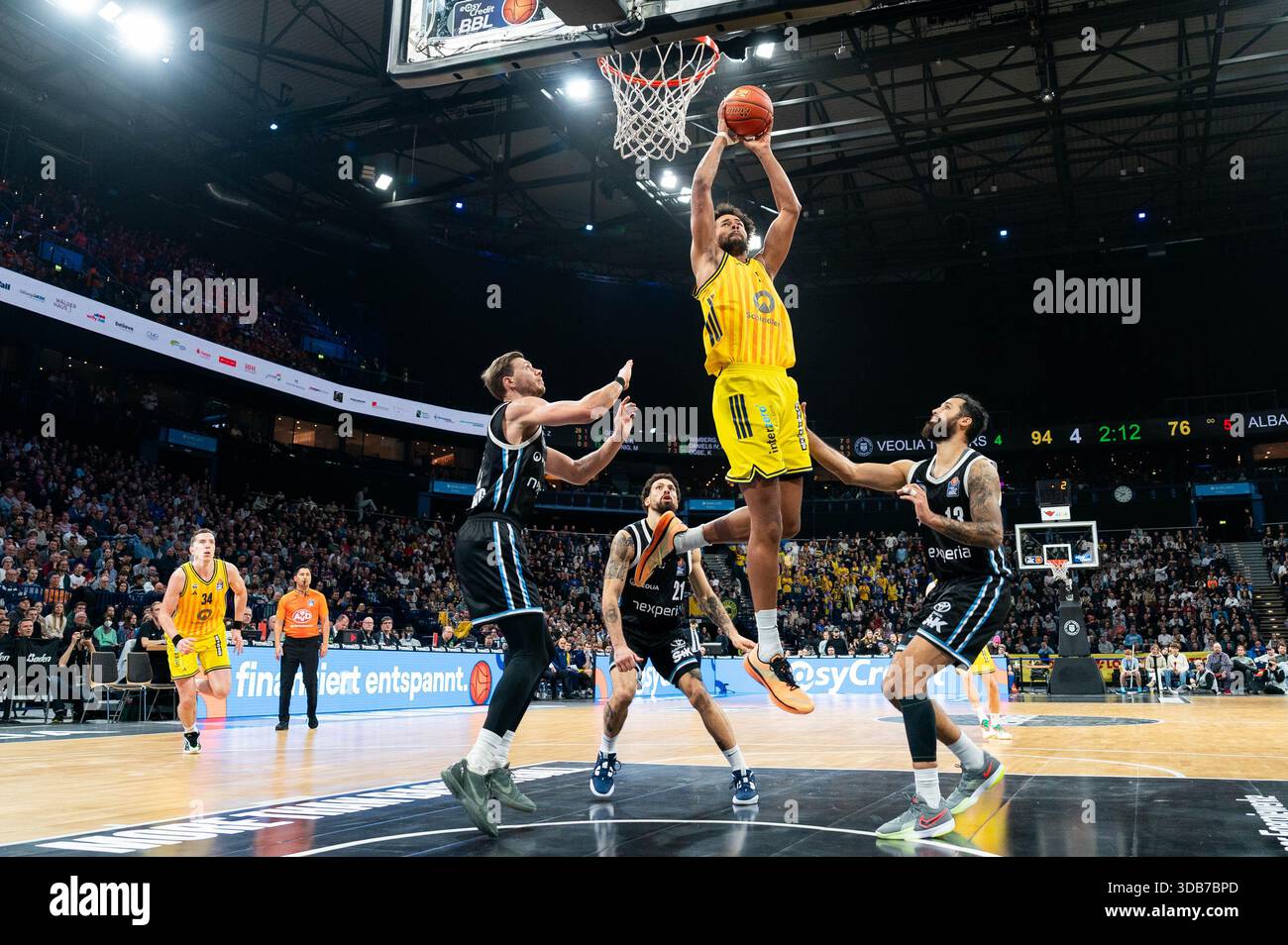Norris Agbakoko (ALBA Berlin, #17) dunking, Niklas Wimberg (Veolia ...