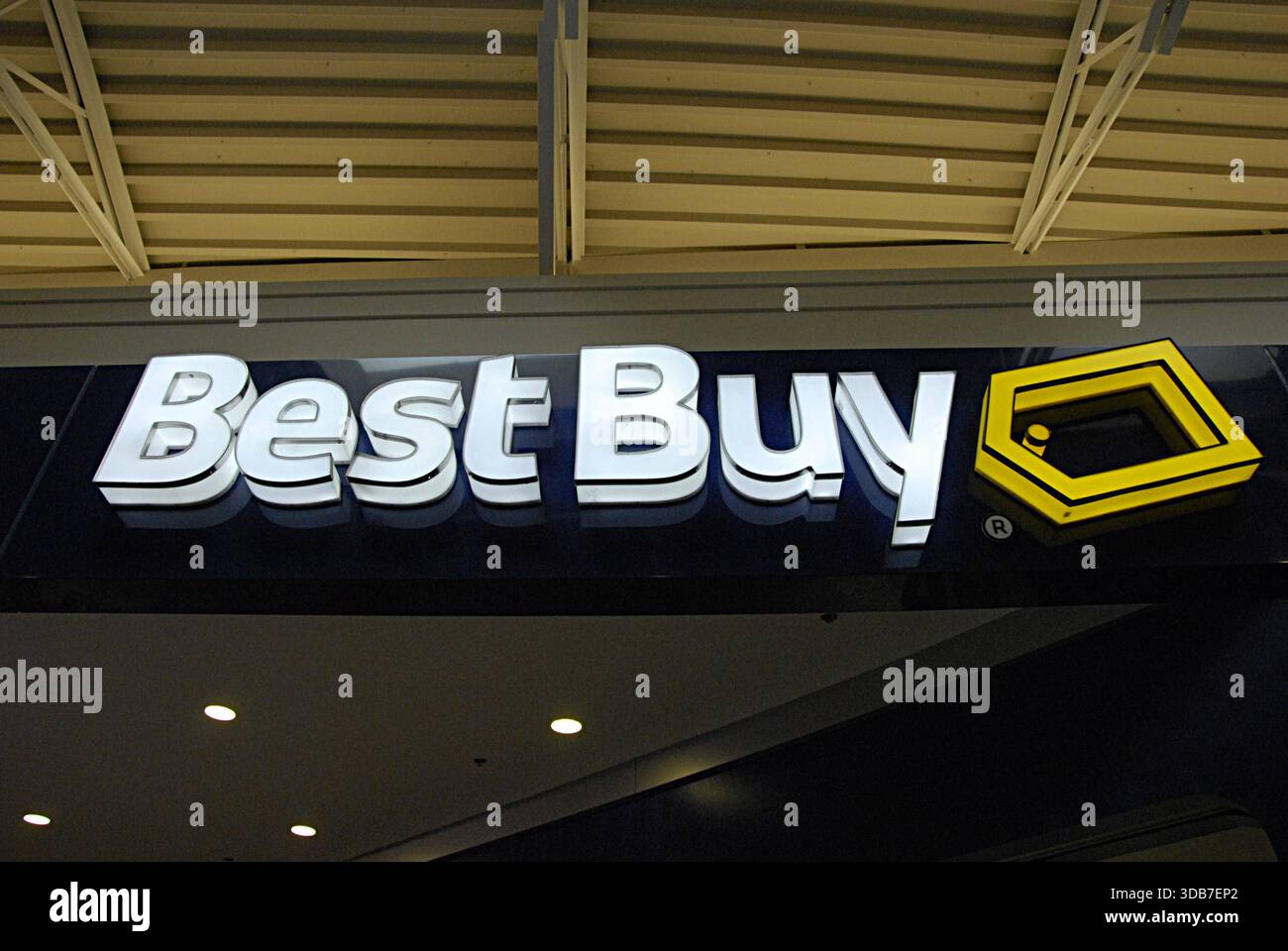 MINNEAPOLIS/MINNESOTA/USA daily life at Mall of America on flag day 14 ...