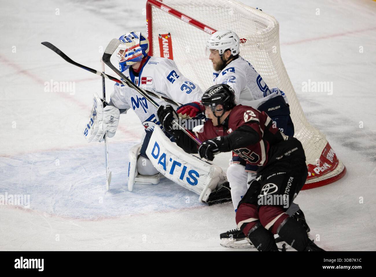 Johan Mattsson (Adler Mannheim, goaltender, #33); Hayden Shaw (Adler ...