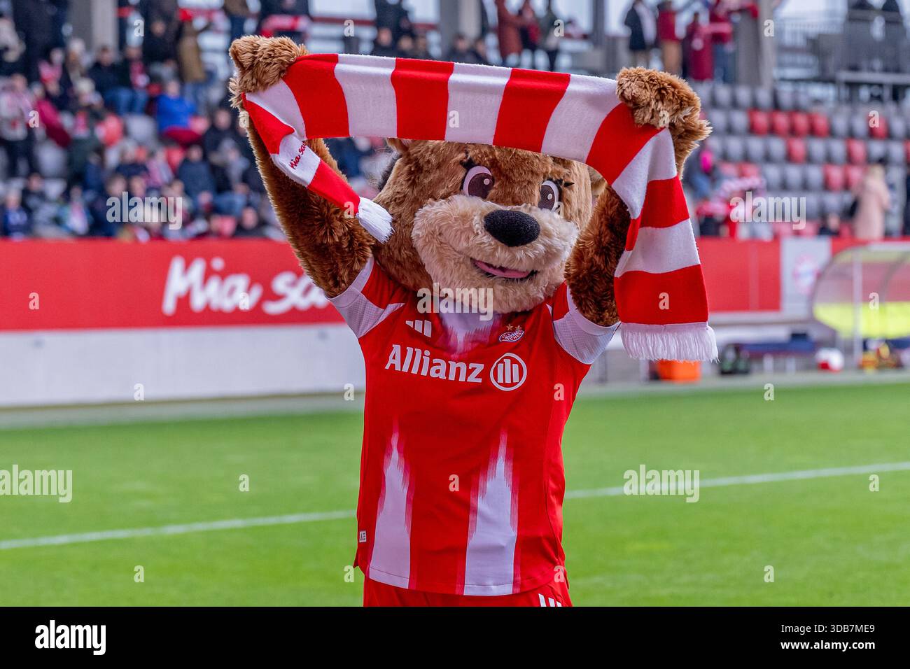 Mia (mascot, FC FC Bayern Munich Women) with scarf GER, FC FC Bayern ...