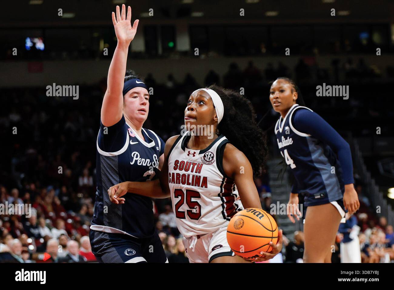 South Carolina guard Raven Johnson (25) drives to the basket against ...