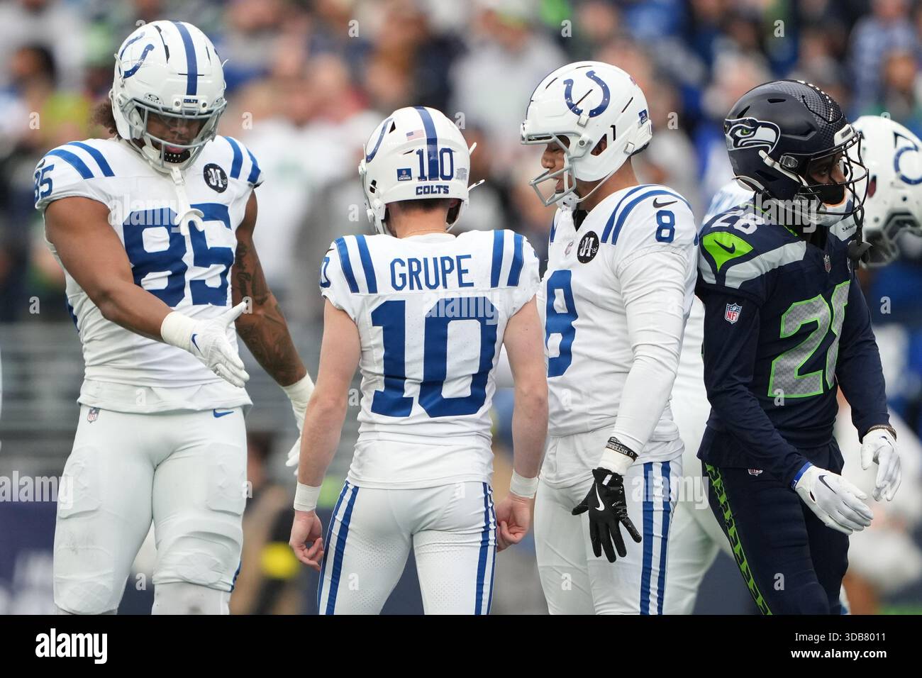 Indianapolis Colts tight end Drew Ogletree (85) and punter Rigoberto ...