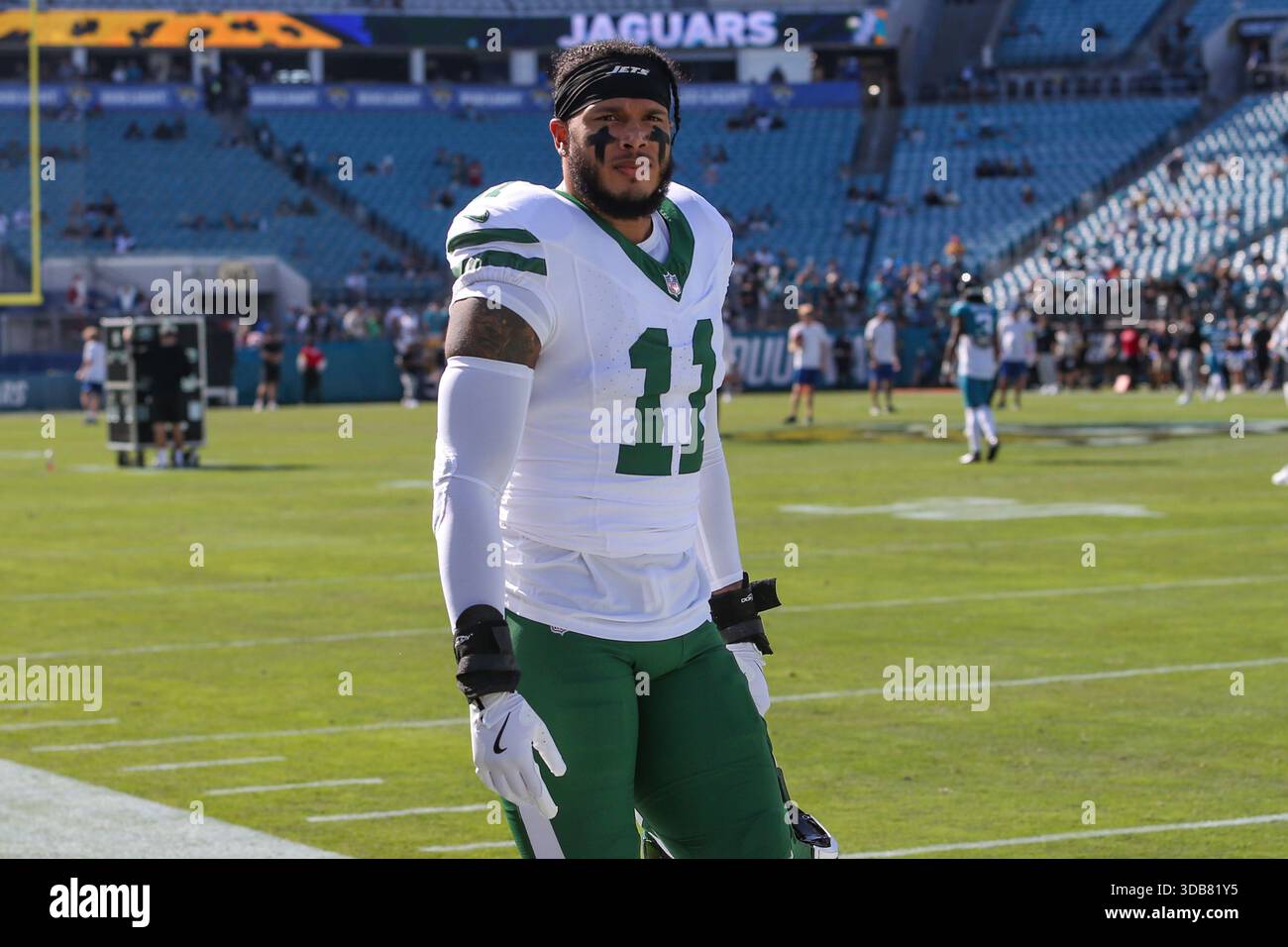 New York Jets linebacker Jermaine Johnson (11) warms up before an NFL ...