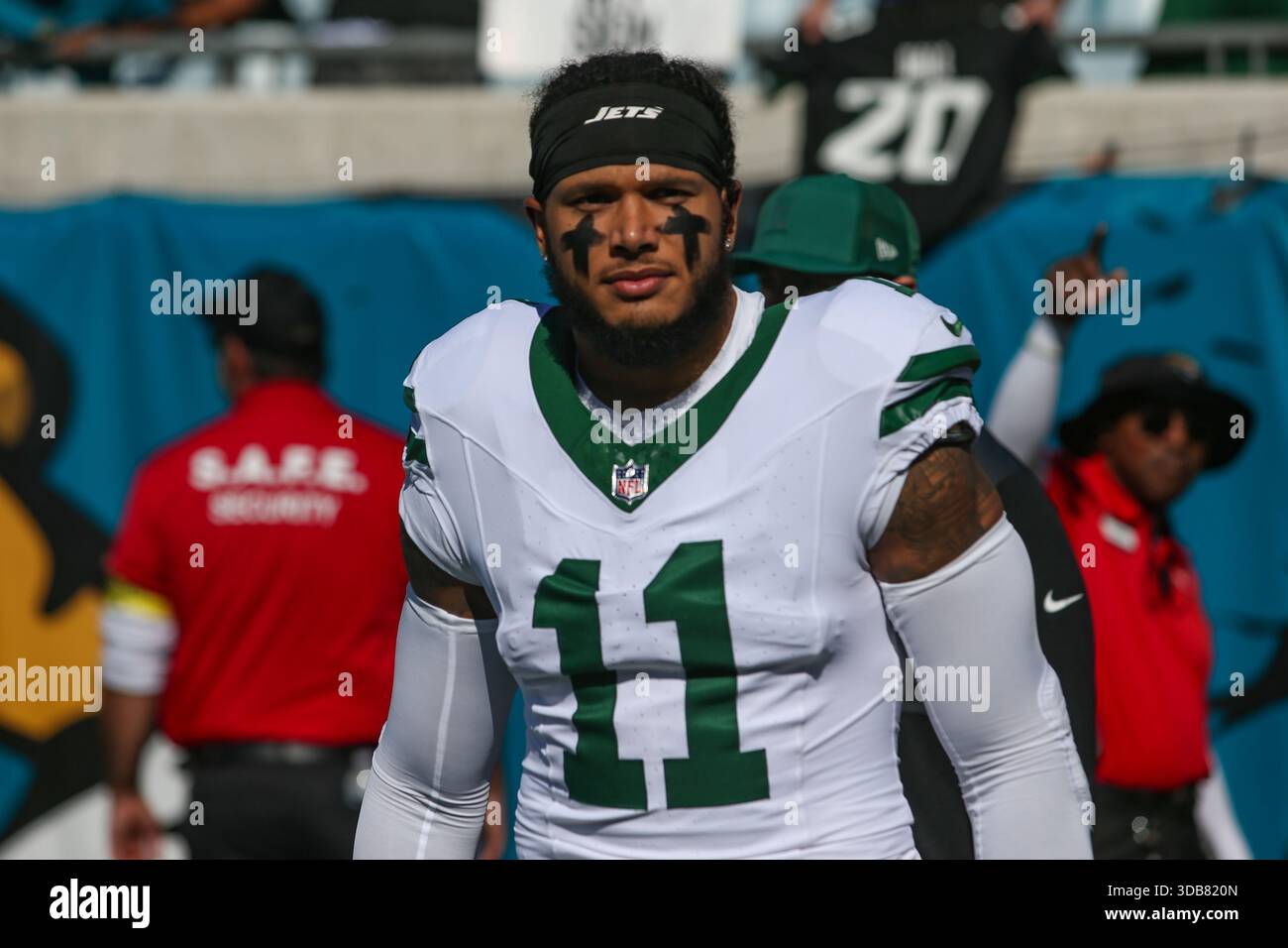 New York Jets linebacker Jermaine Johnson (11) warms up before an NFL ...