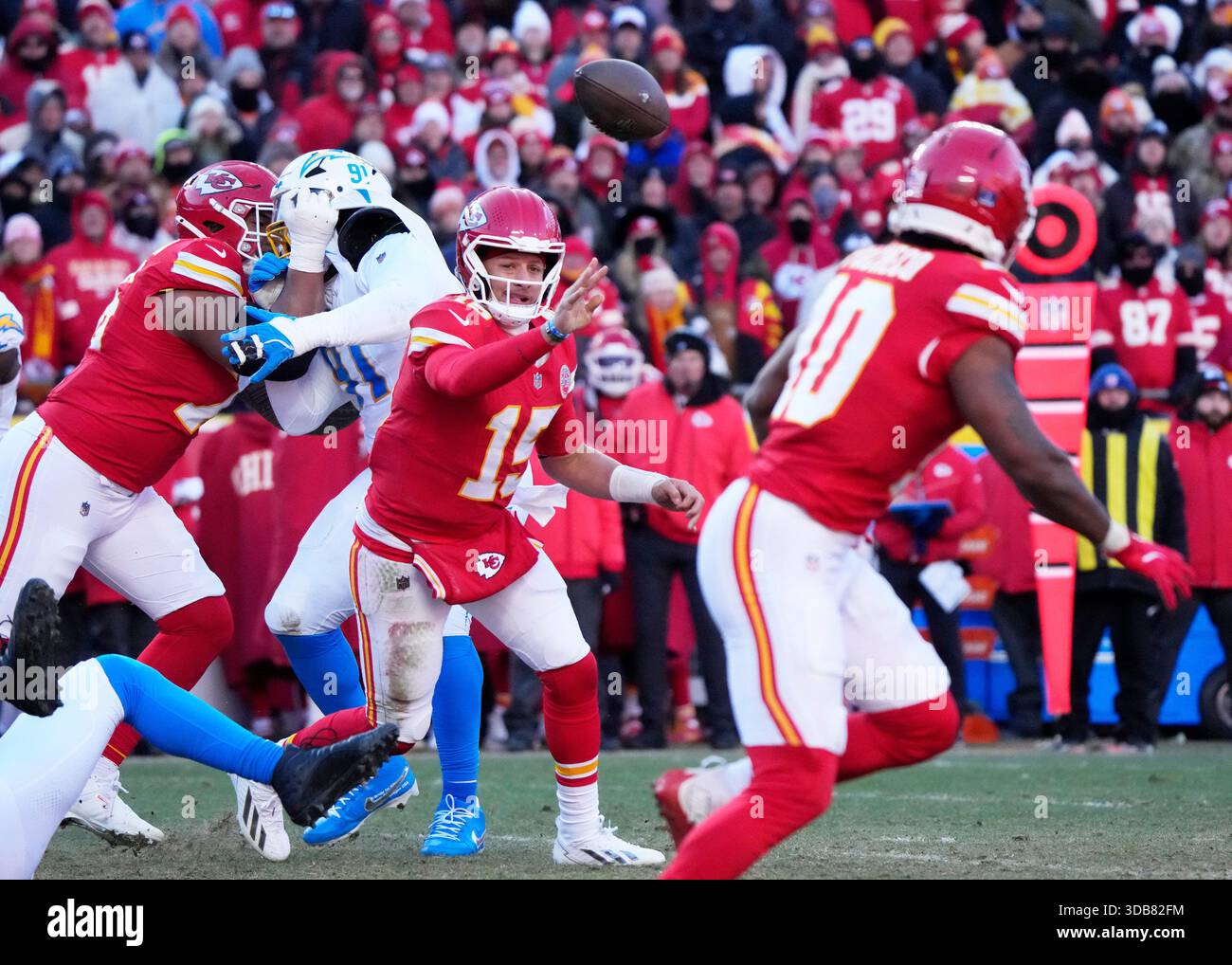 Kansas City Chiefs quarterback Patrick Mahomes (15) completes a pass to ...
