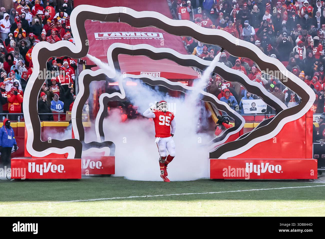Kansas City, MO. U.S. 14th Dec, 2025. - Kansas City Chiefs defensive ...