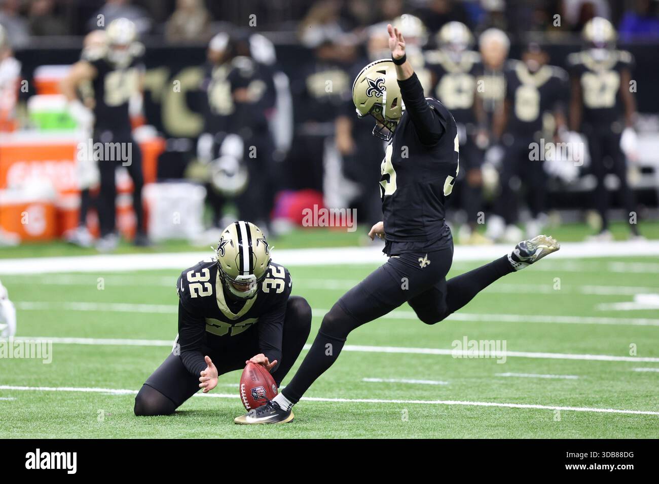 New Orleans Saints place kicker Charlie Smyth (39) connects on an extra ...