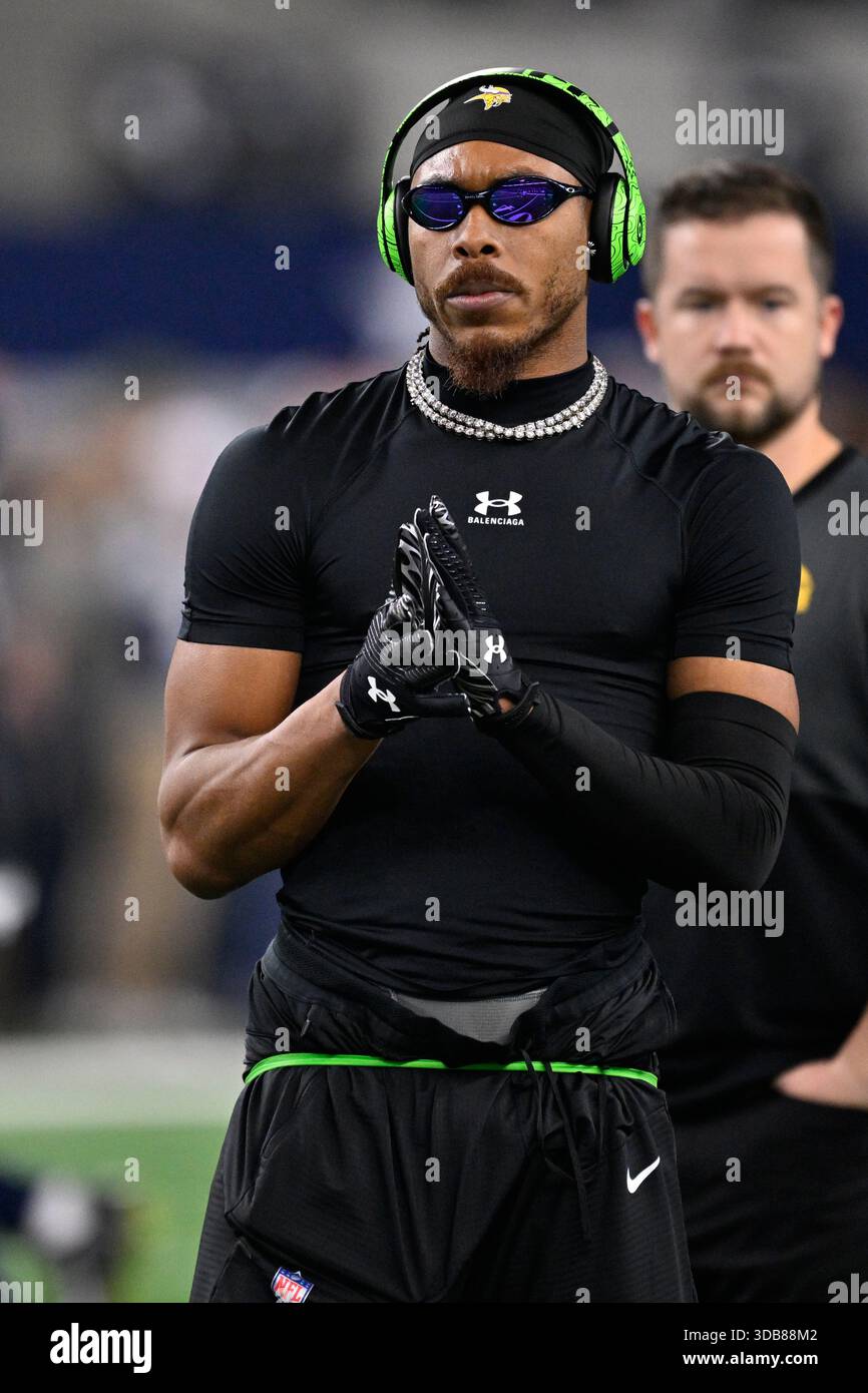 Minnesota Vikings wide receiver Justin Jefferson warms up before an NFL ...