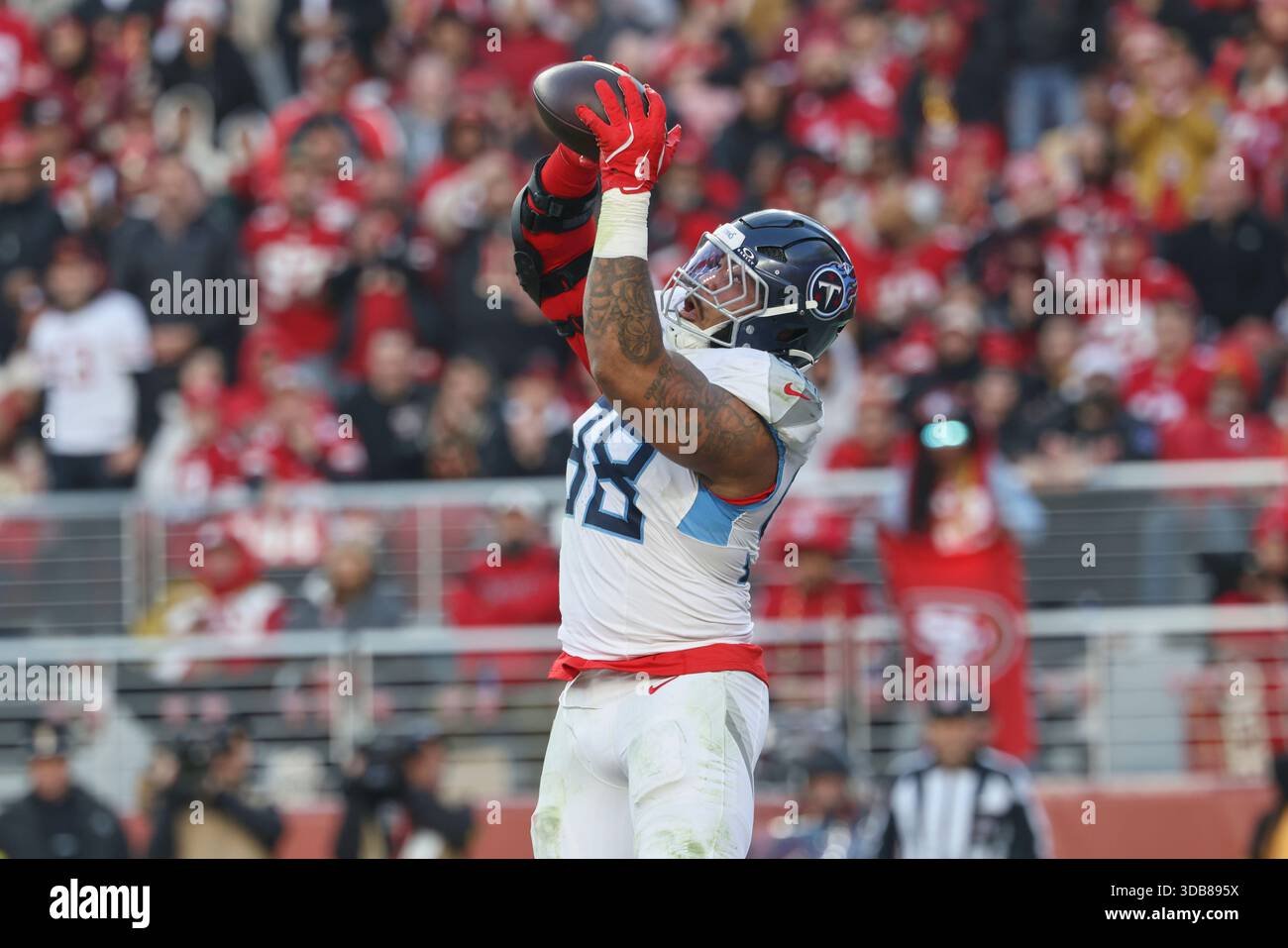 Tennessee Titans defensive tackle Jeffery Simmons (98) makes a ...