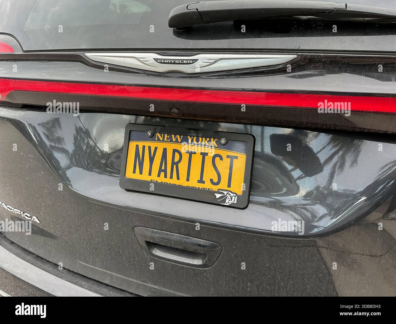 Vanity license plate of a New York artist Stock Photo - Alamy