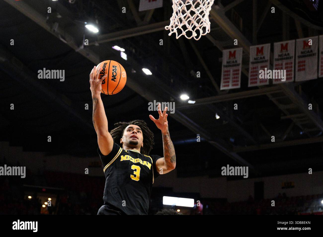 Michigan guard Elliot Cadeau (3) in action during the first half of an ...