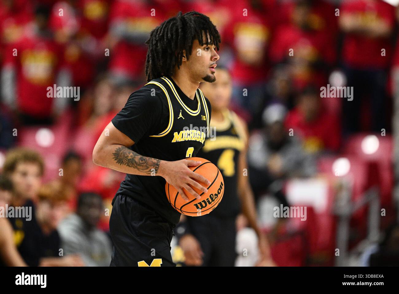 Michigan guard Elliot Cadeau (3) in action during the second half of an ...