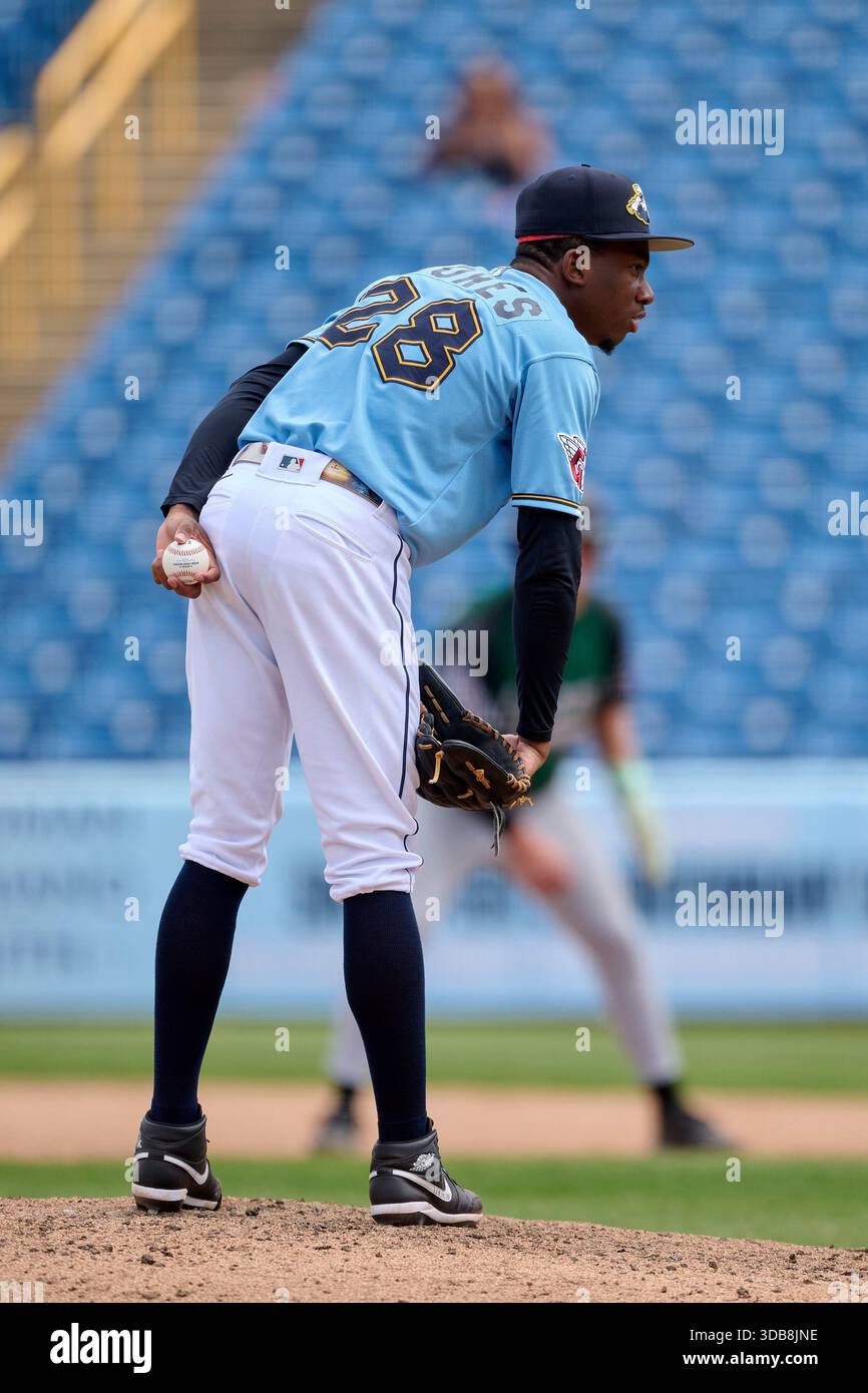 Lake County Captains pitcher Luis Flores (28) during an MiLB Midwest ...
