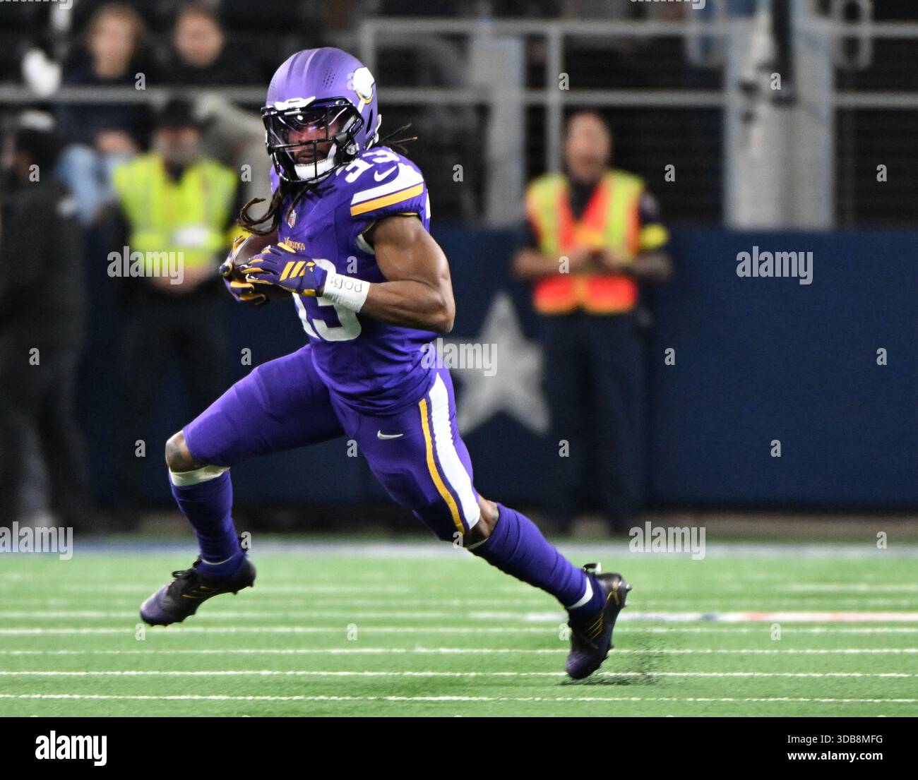 Minnesota Vikings Aaron Jones Sr. runs againstr the Dallas Cowboys at ...