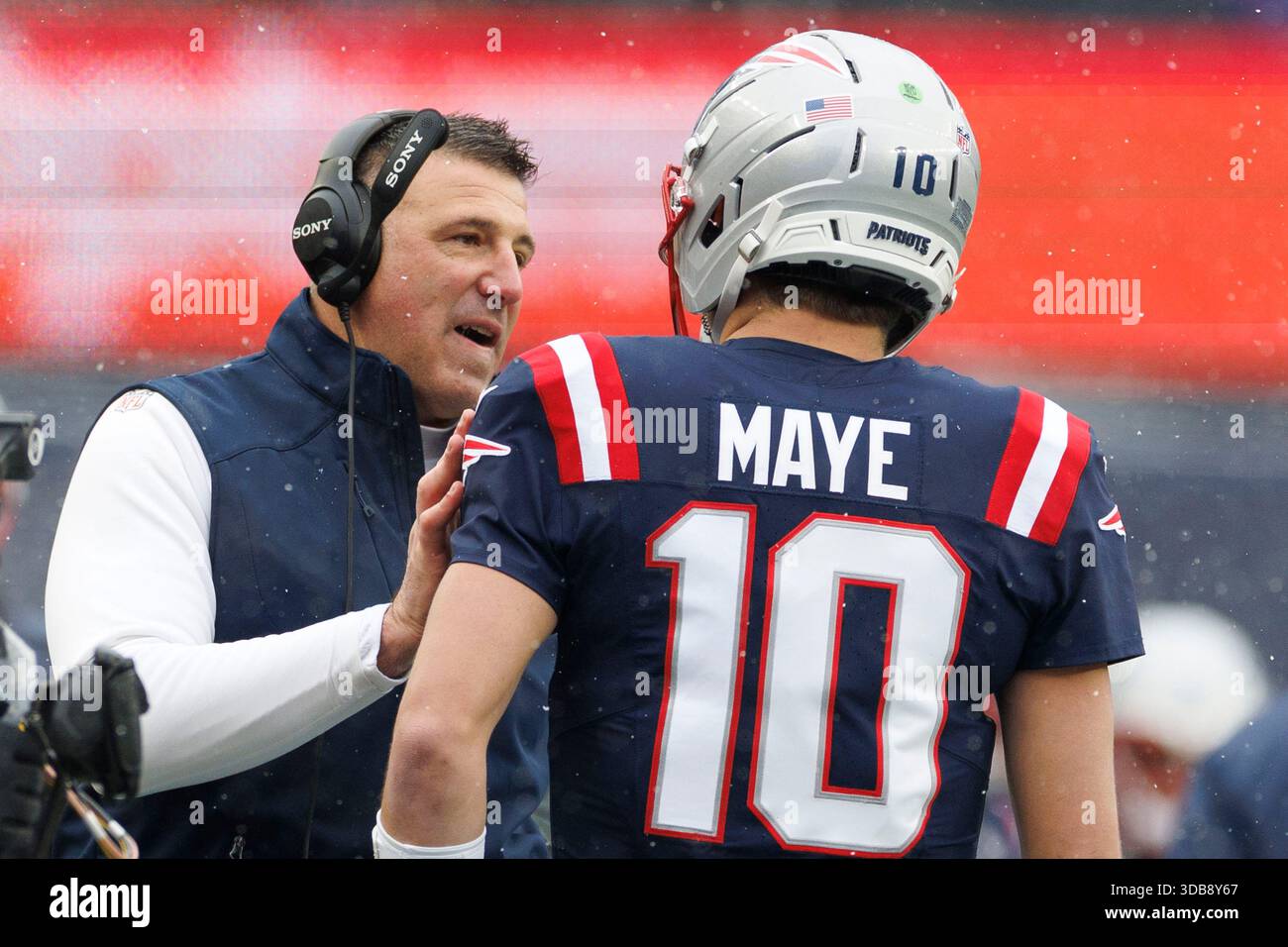 Drake maye mike vrabel hi-res stock photography and images - Alamy