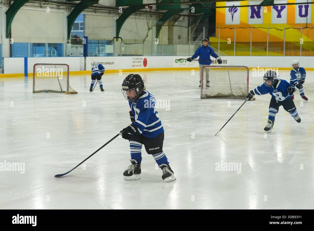 Childrens ice hockey in new york hi-res stock photography and images ...