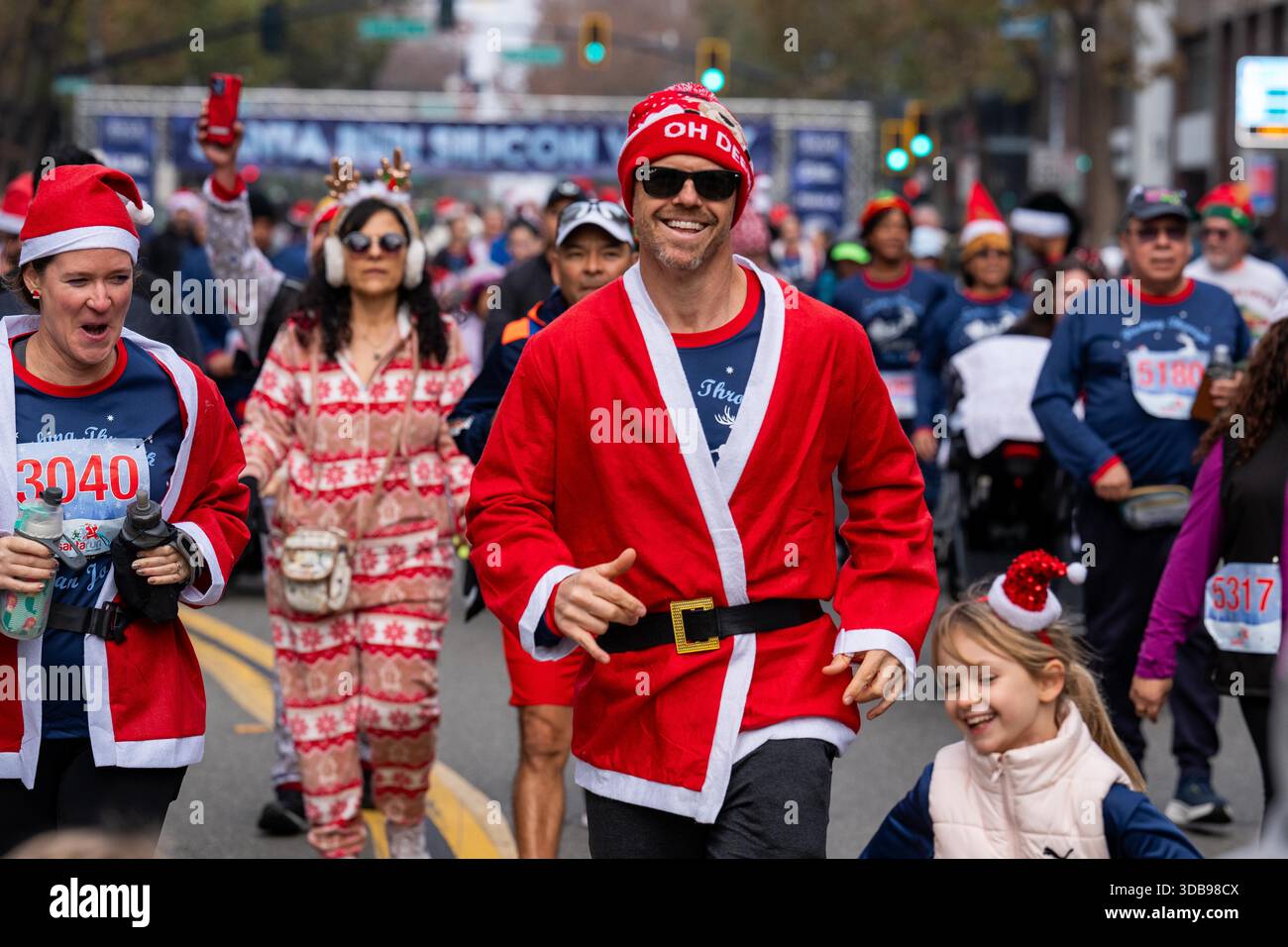 (251215) -- SAN JOSE, Dec. 15, 2025 (Xinhua) -- Runners participate in ...