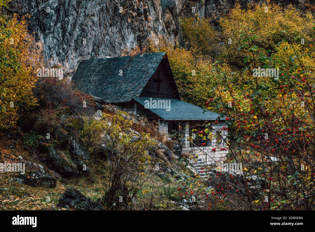 House isolated cliff hi-res stock photography and images - Alamy