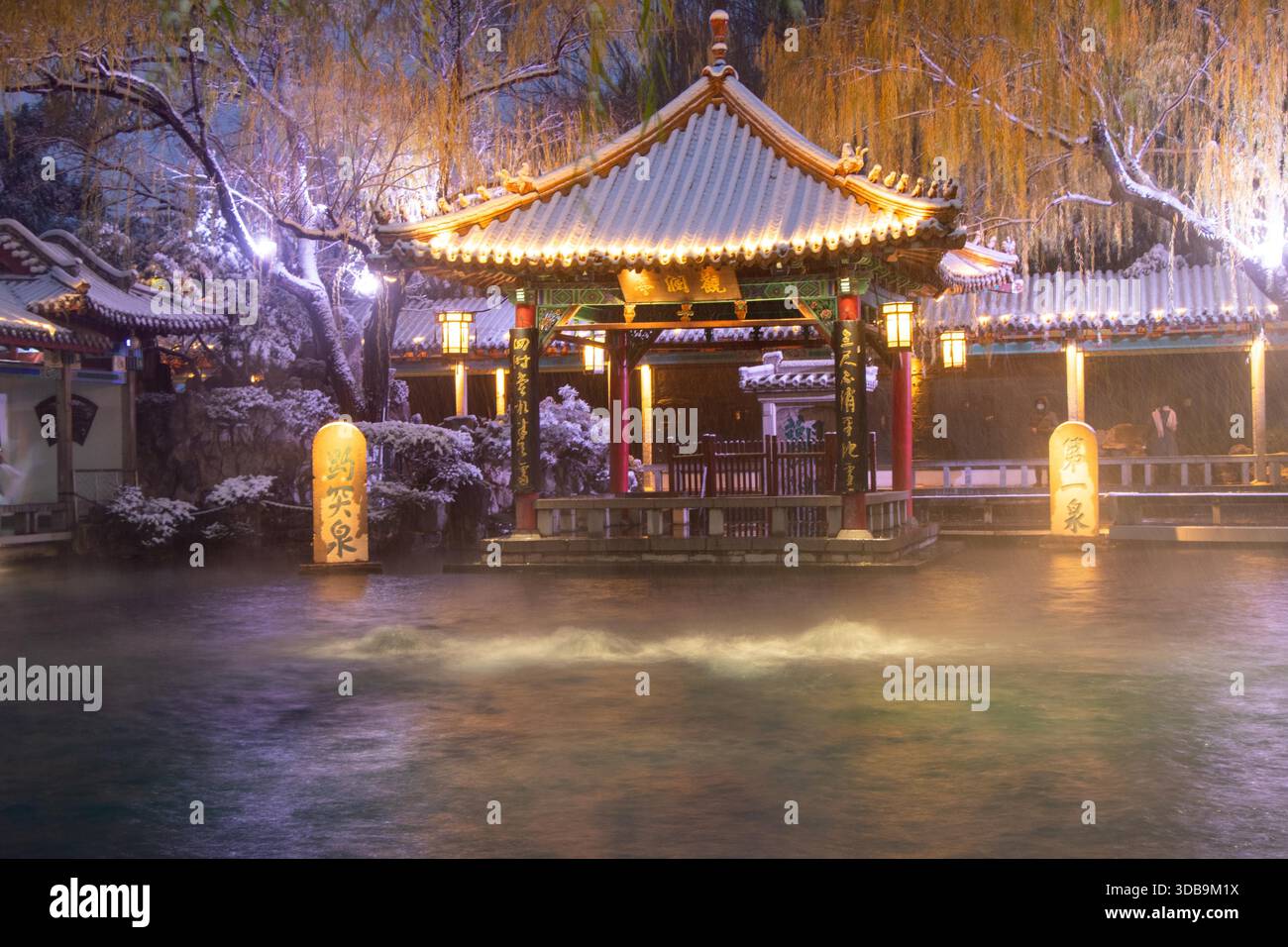 Snow scenery of the Baotu Spring scenic area in Jinan City, east China ...