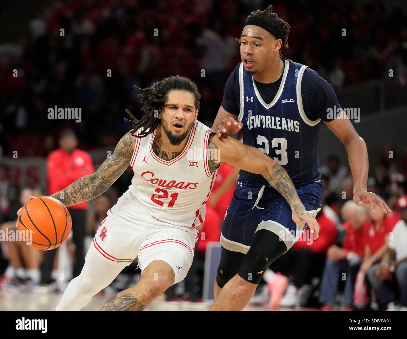 Houston guard Emanuel Sharp (21) controls the ball against New Orleans ...