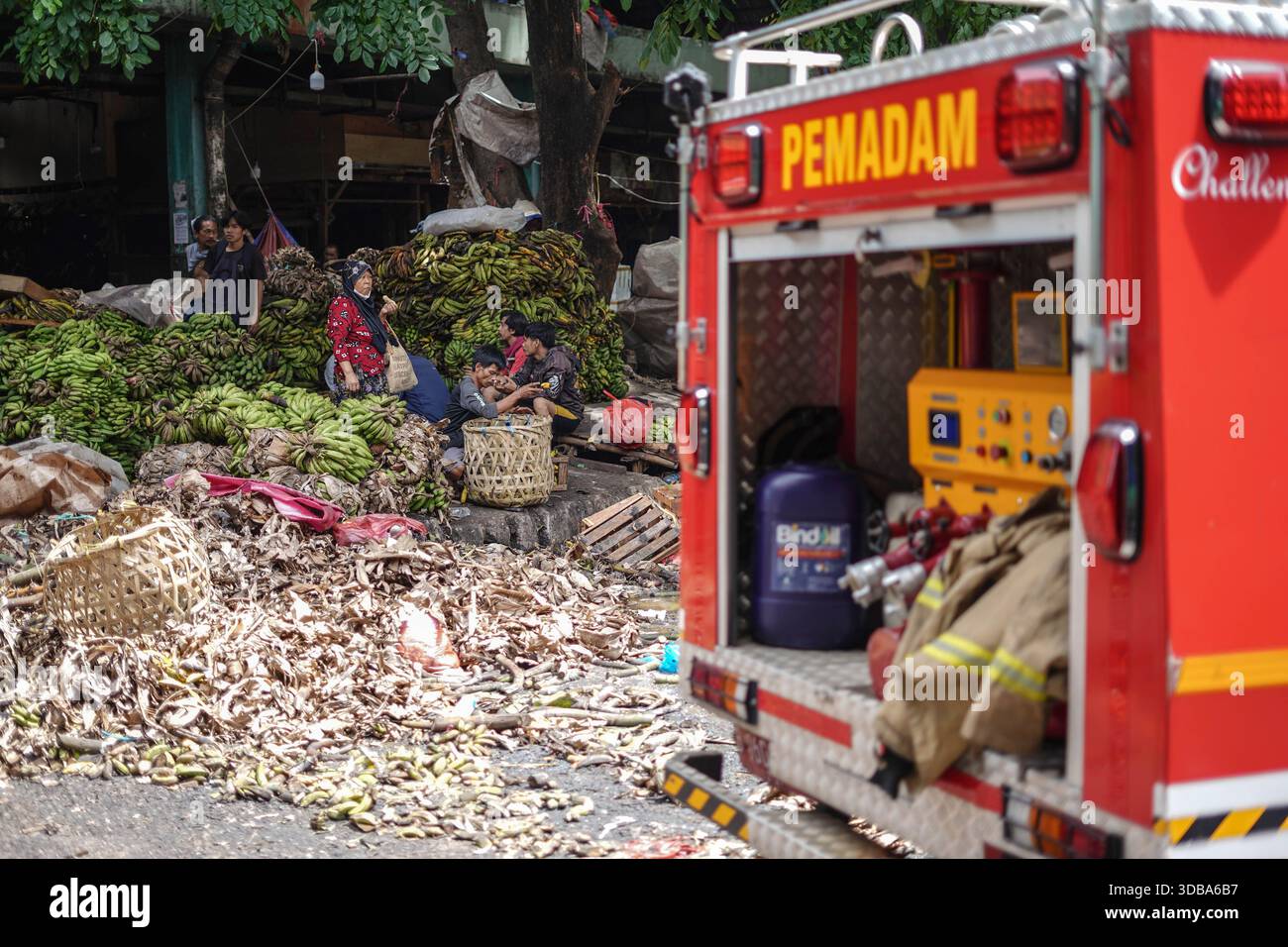 (251215) -- JAKARTA, Dec. 15, 2025 (Xinhua) -- Workers relocate bananas ...