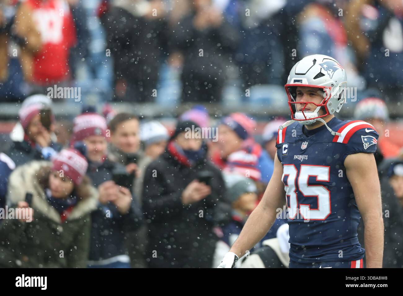 New England Patriots Hunter Henry (85) warms up pregame before an NFL ...