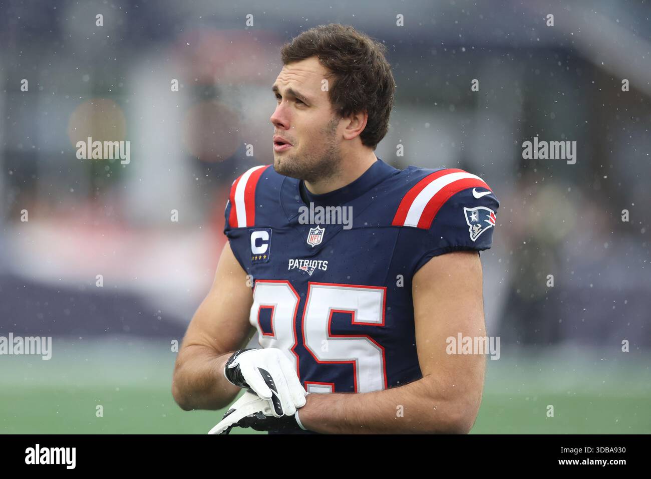 New England Patriots Hunter Henry (85) warms up pregame before an NFL ...