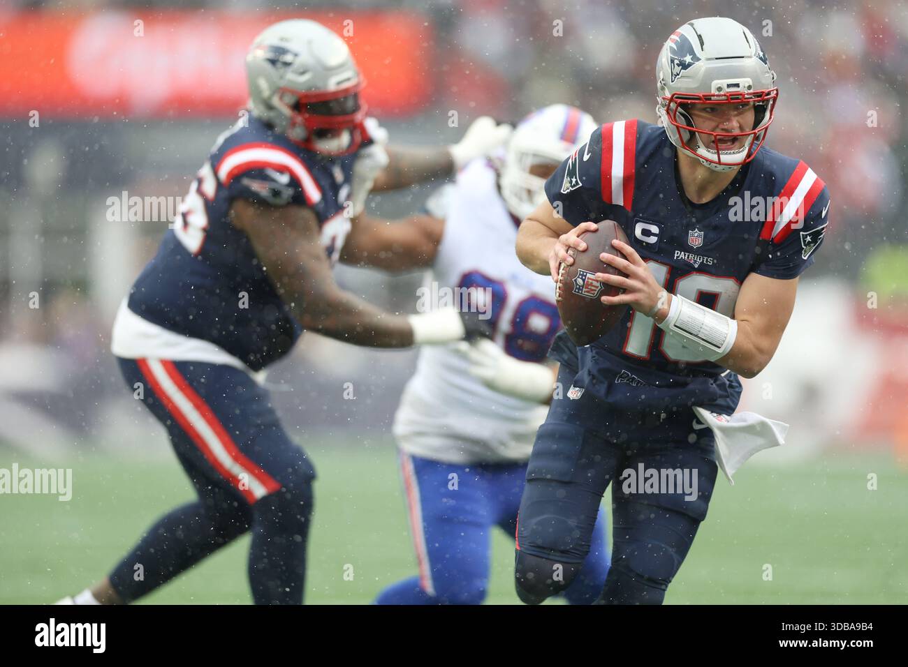 New England Patriots QB Drake Maye (10) rushes for a touchdown during ...