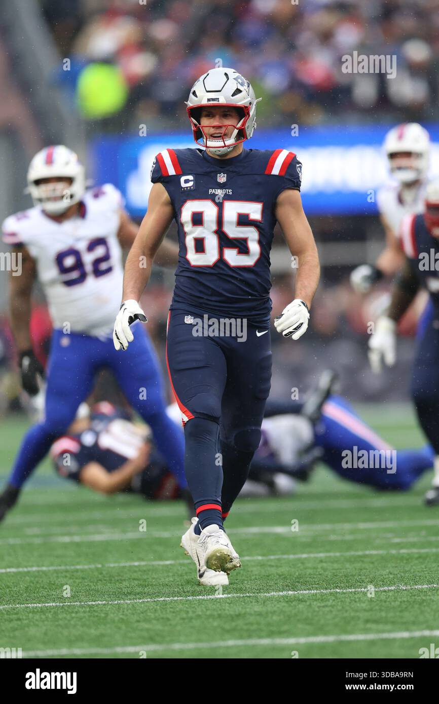 New England Patriots Hunter Henry (85) in action during an NFL football ...