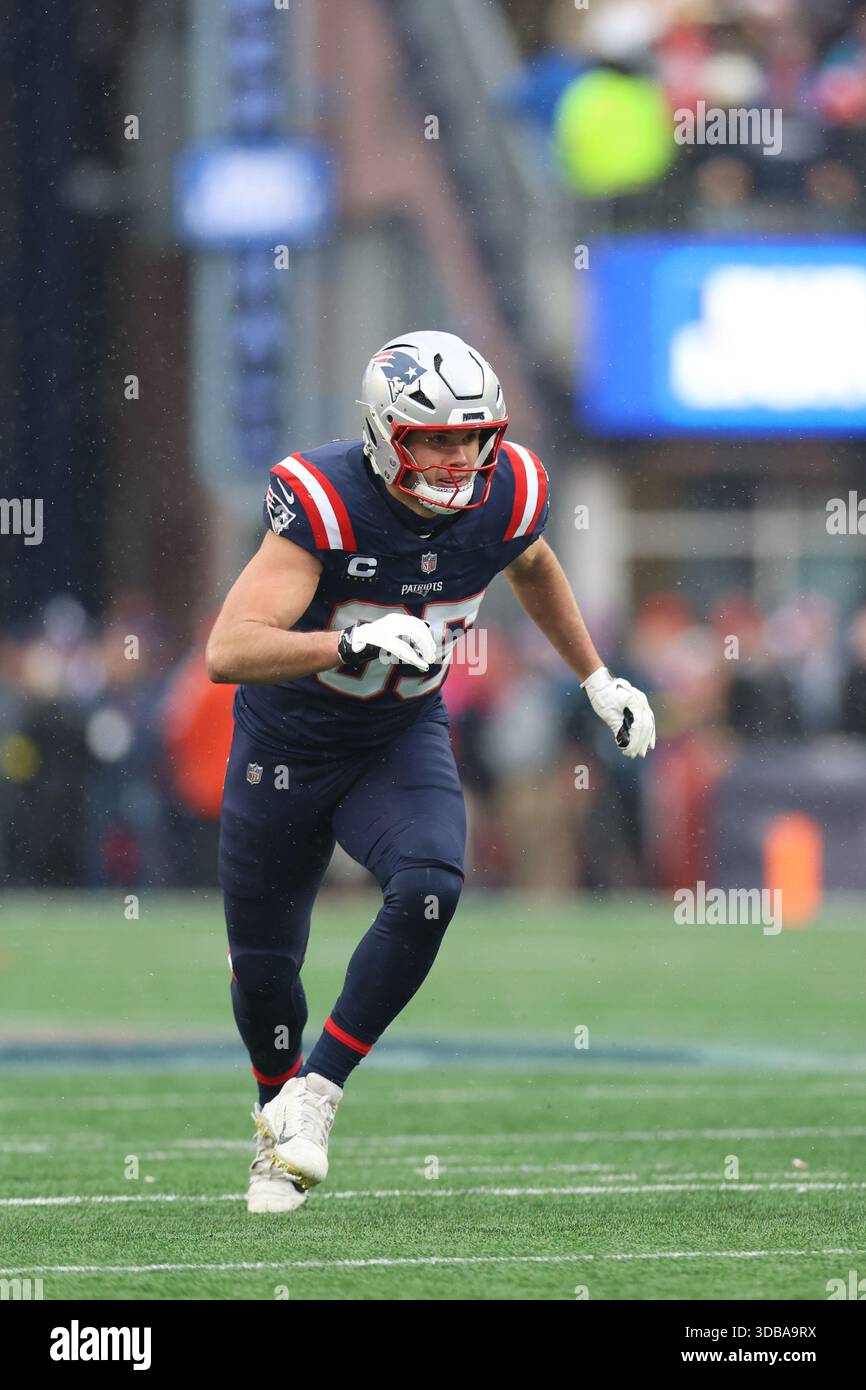 New England Patriots Hunter Henry (85) in action during an NFL football ...