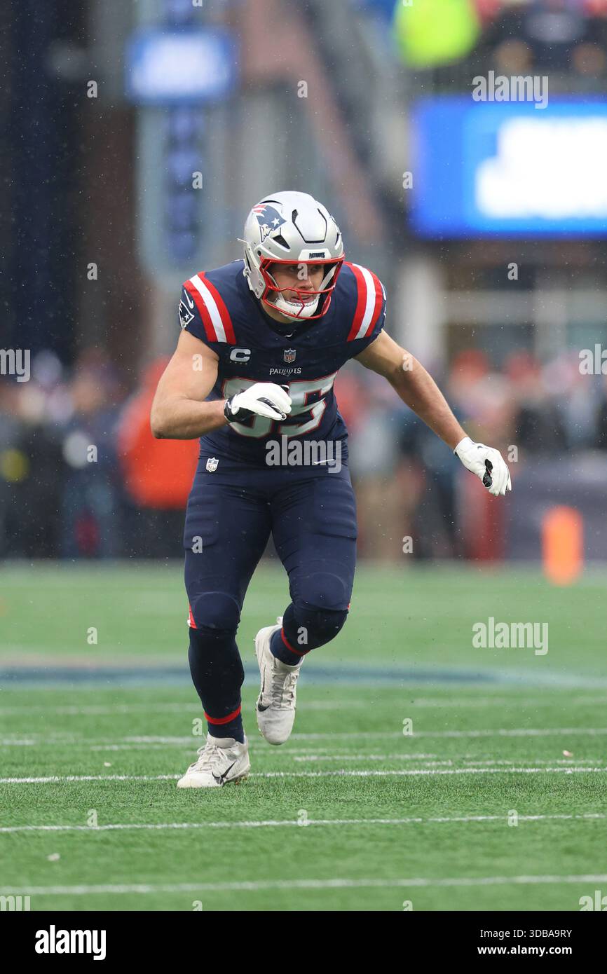 New England Patriots Hunter Henry (85) in action during an NFL football ...