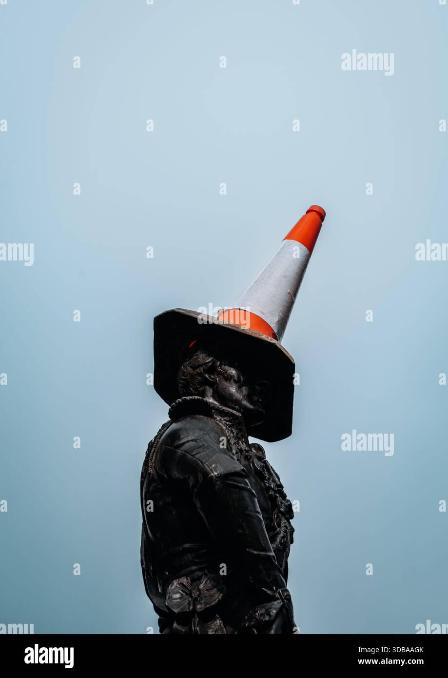 Cone on head statue glasgow hi-res stock photography and images - Alamy