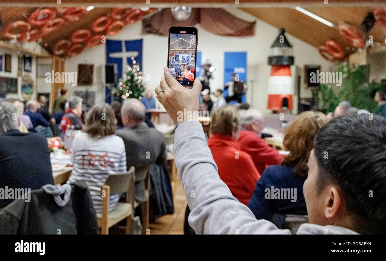 PRODUCTION - 14 December 2025, Hamburg: A sailor from the Philippines ...