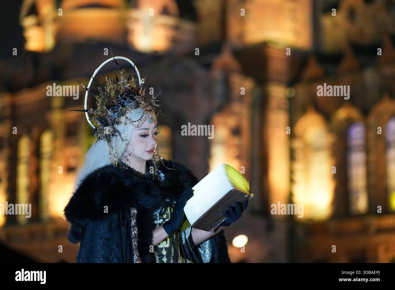 (251215) -- HARBIN, Dec. 15, 2025 (Xinhua) -- A tourist in costume ...