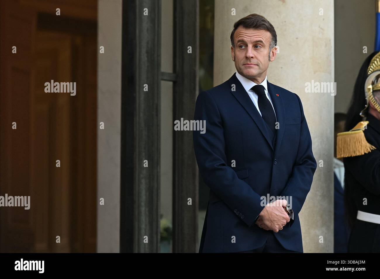 The President of the Republic, Emmanuel Macron, welcomed the President ...