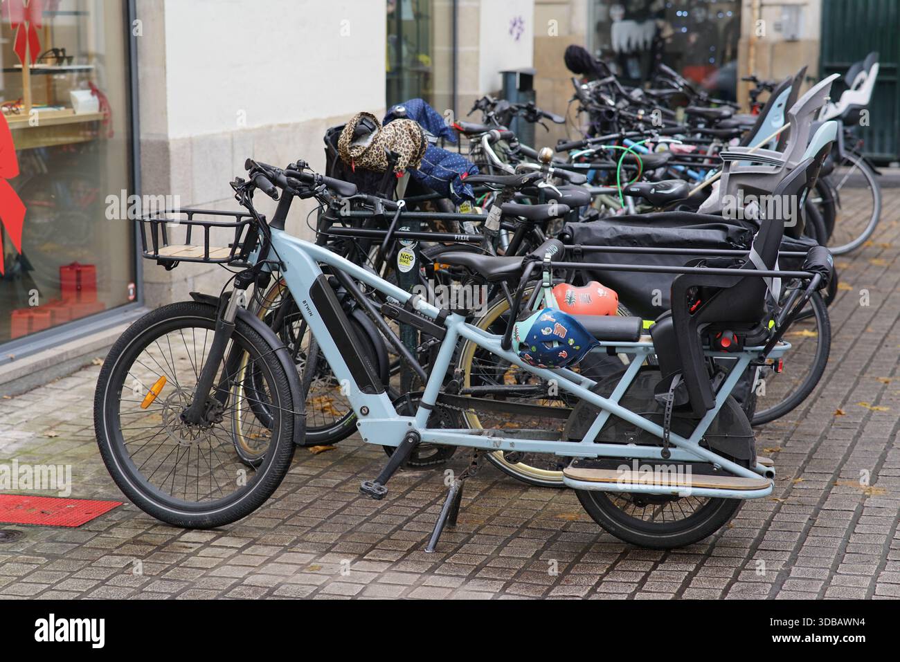Cargo bicycle detail hi-res stock photography and images - Alamy