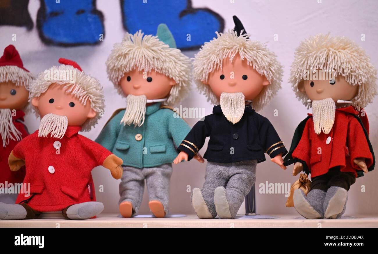 PRODUCTION - 12 December 2025, Thuringia, Erfurt: Various Sandman ...