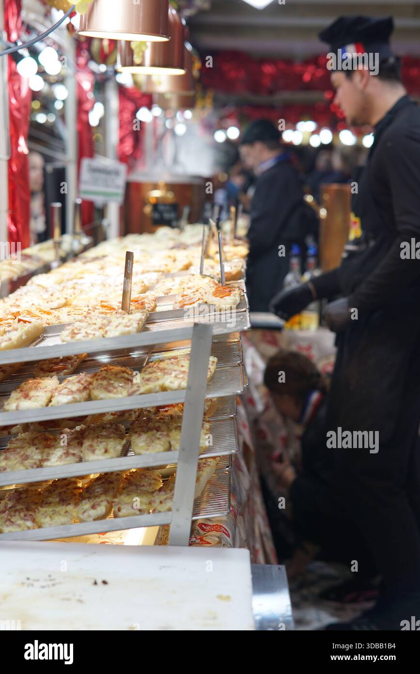 Food vendor serving trays hi-res stock photography and images - Alamy