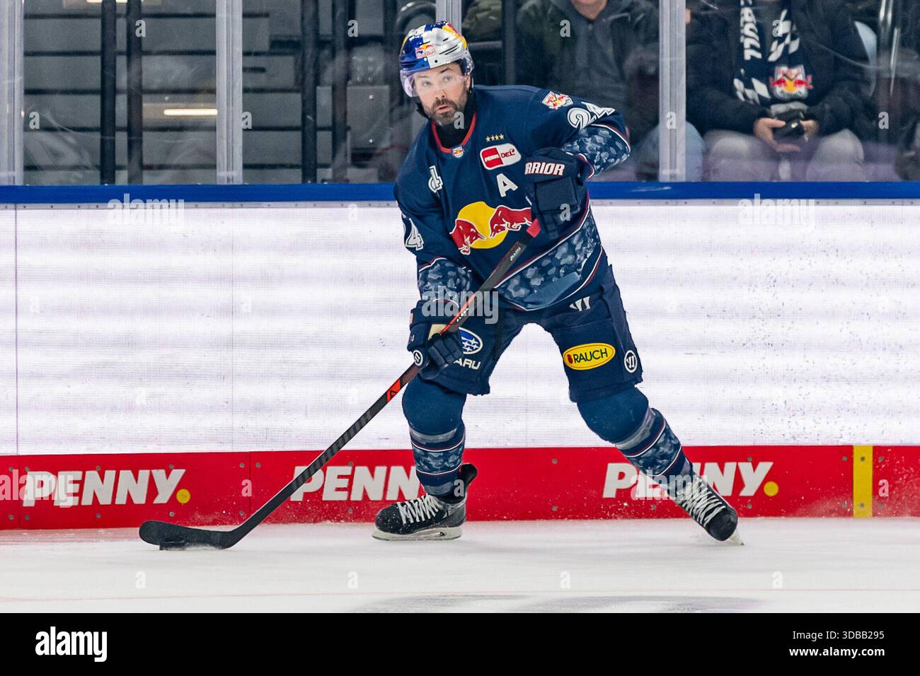 Ryan Murphy (EHC Red Bull Munich, #24) GER, EHC Red Bull Munich vs ...
