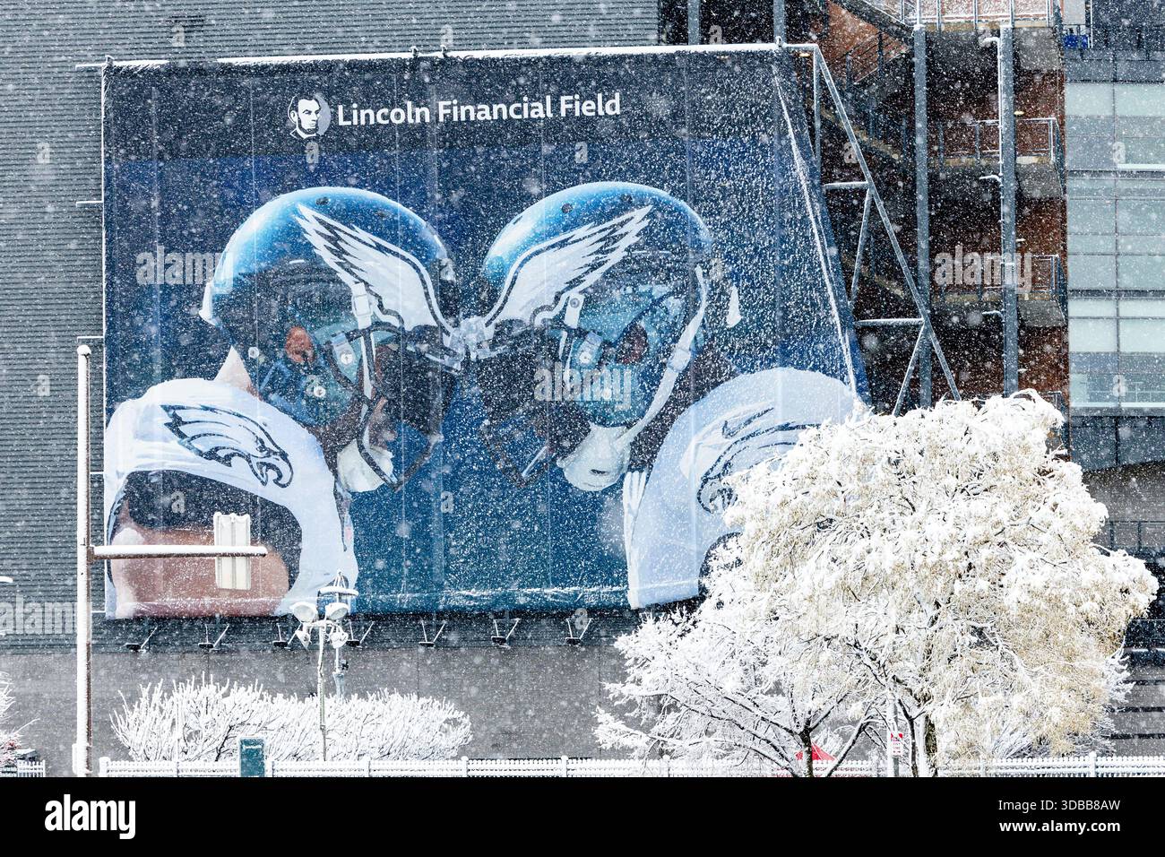 Philadelphia, PA: Snow falls before an NFL game between the ...